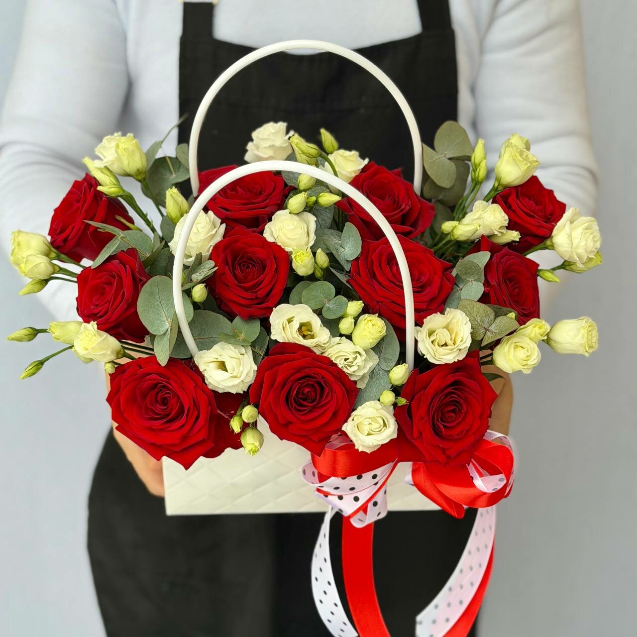 Композиция в сумочке Rybe-Flowers, роза + эустома + эвкалипт