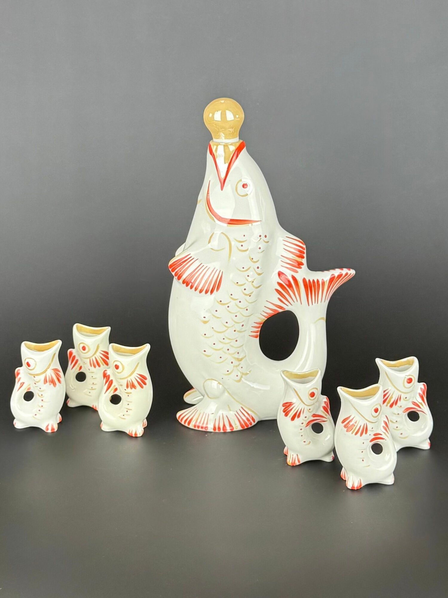 Винтажный штоф Рыба белый и 6 стопок. Фарфор. СССР. Полонне. Высота: 26.5 см.