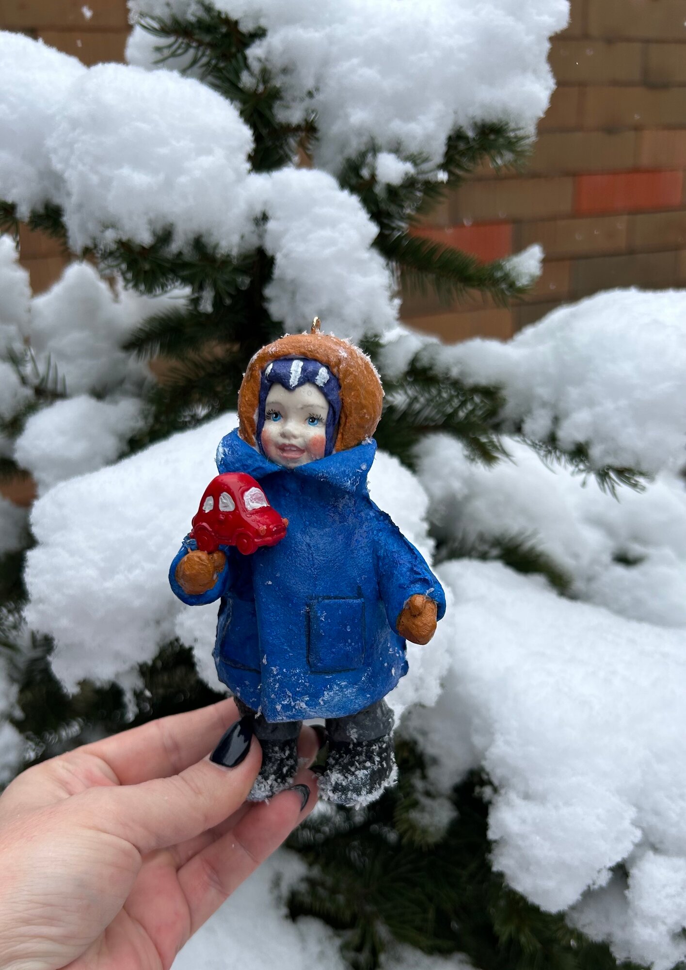 Ватная елочная игрушка - мальчик с машинкой