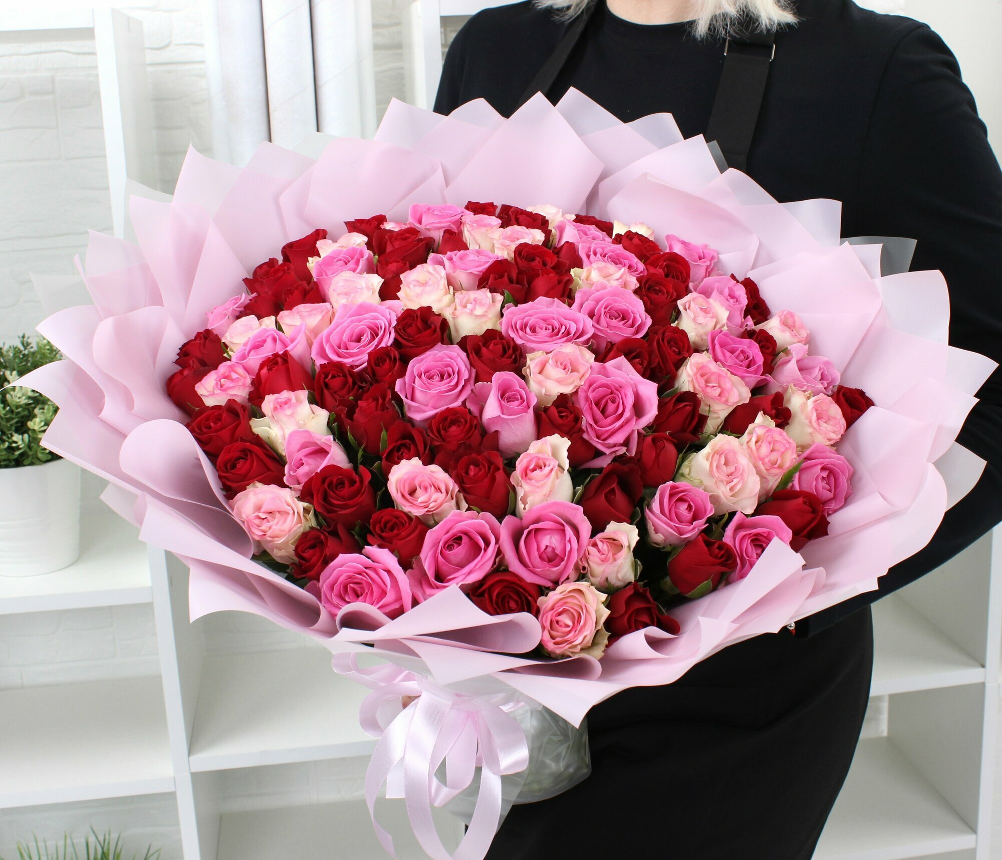 Монобукет THE FLOREAL разноцветная роза 101 штука, высота 40 см, с бантом