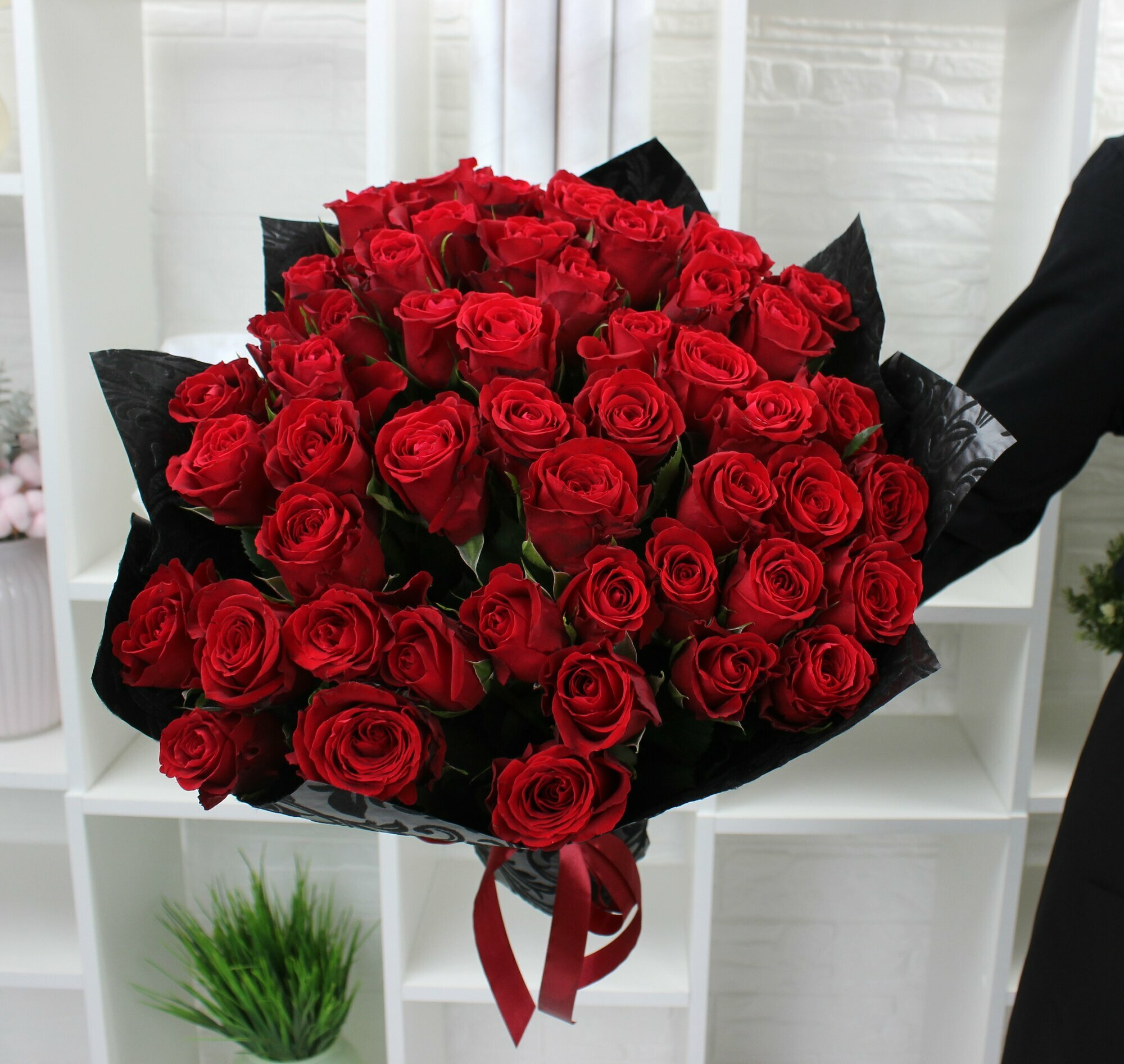 Монобукет THE FLOREAL красная роза 51 штука, высота 40 см, с бантом
