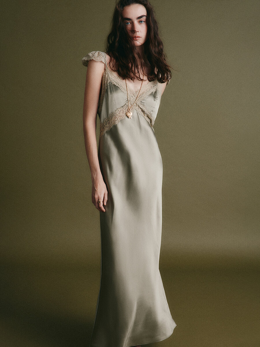 Платье макси атласное облегающее с кружевом