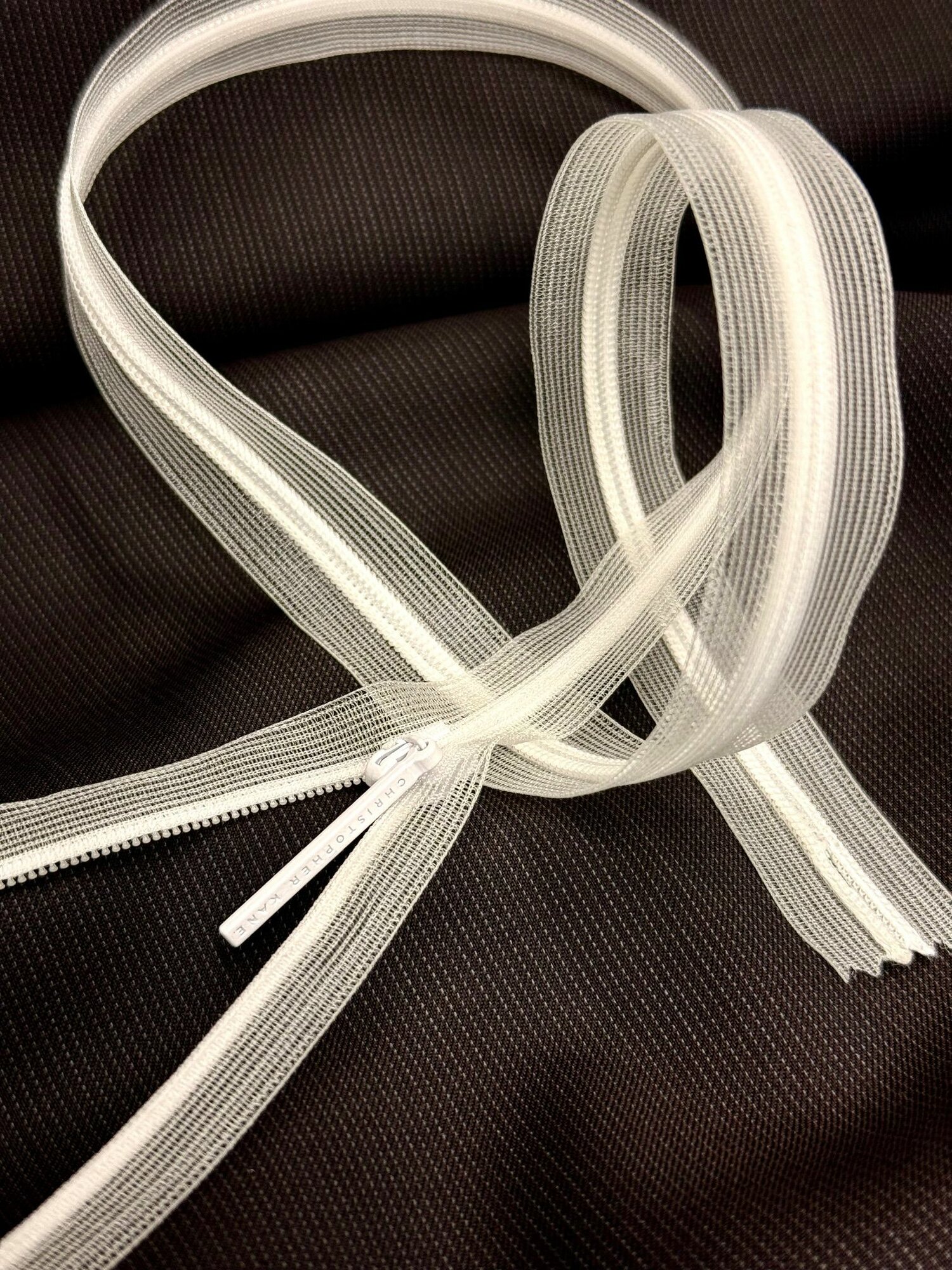 Молния пластиковая, спиральная, неразъёмная, 69 см. Цвет тесьмы белый, прозрачная сетка. Uz Италия