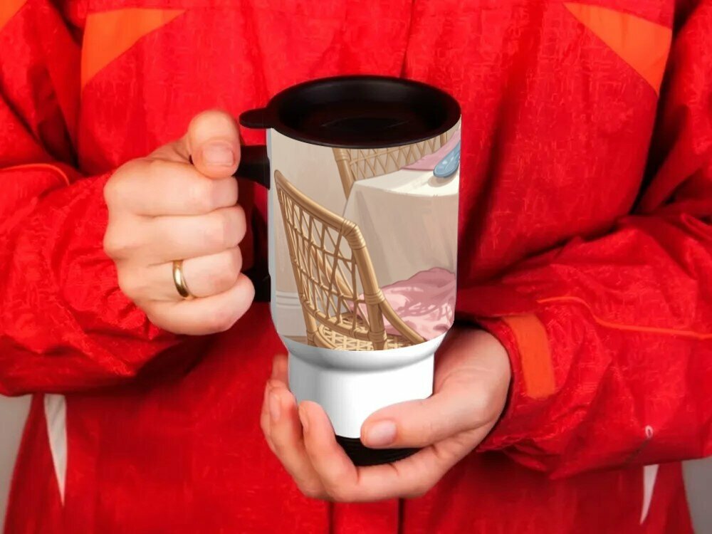 Тремокружка для авто с принтом "Уютный стол у окна с цветами. Светлый интерьер в пастельных тонах: накрытый стол у окна, букет нежно-розовых цветов, бокал, бутылка и десерт." 0.5 л.