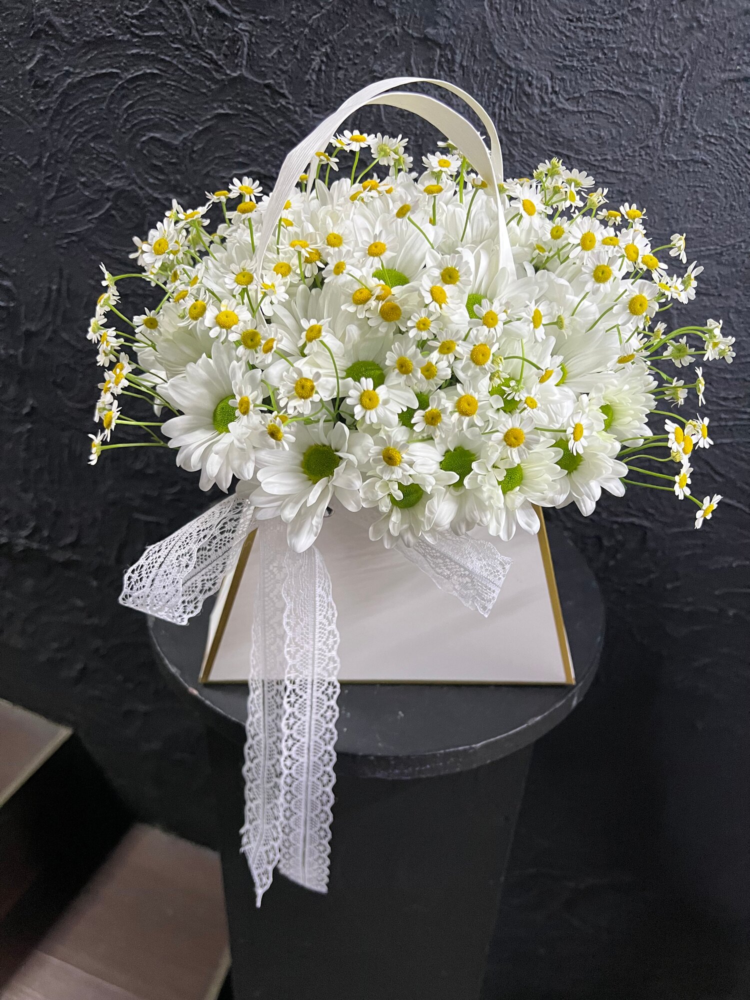 Сумочка, с кружевным бантом, белая, с хризантемами и мелкой ромашкой