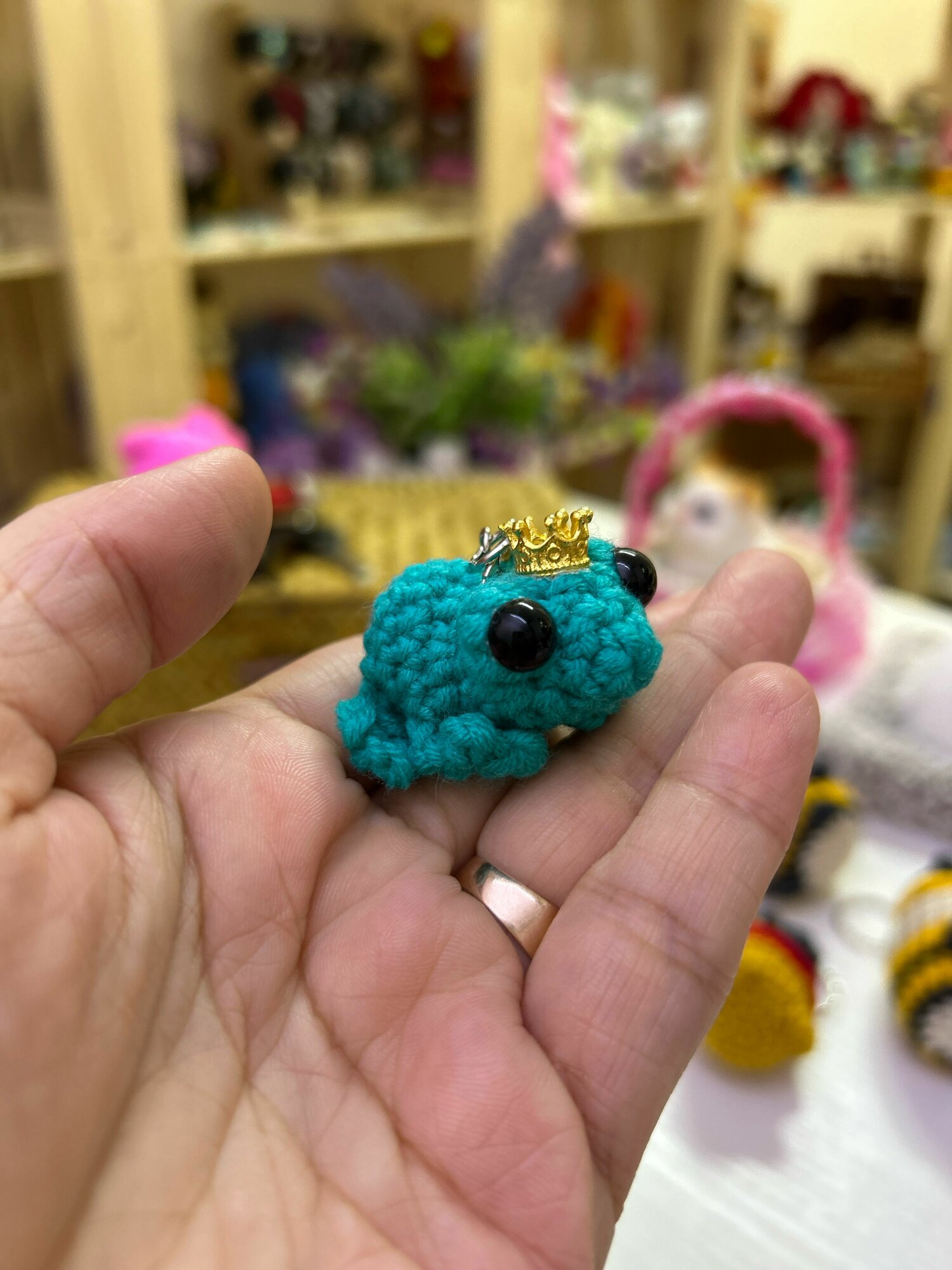 Вязаный брелок царевна лягушка . Вязаная игрушка. Амигуруми брелок.