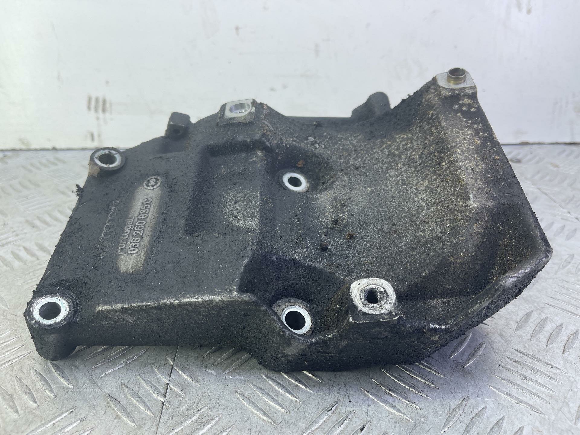 Кронштейн компрессора кондиционера Volkswagen Passat B5 1999 038260885C