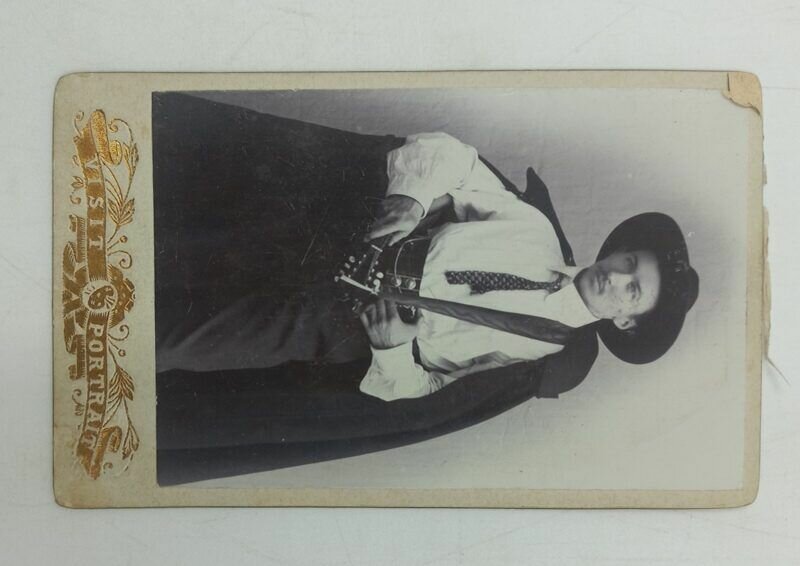Визитное фото молодого человека с гитарой. (Актер, музыкант) 1910е годы 10,5х6,5 см