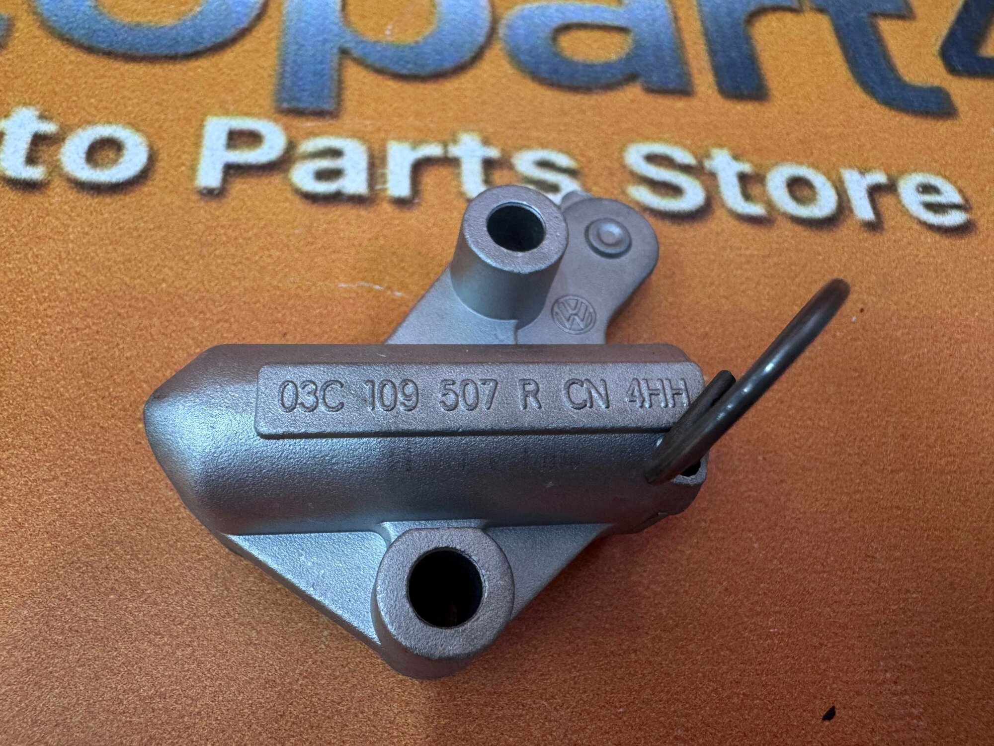 Натяжитель цепи ГРМ фольксваген поло седан Volkswagen Polo sedan 1.6 мотор CFNA 105 л. с. оригинал гидронатяжитель