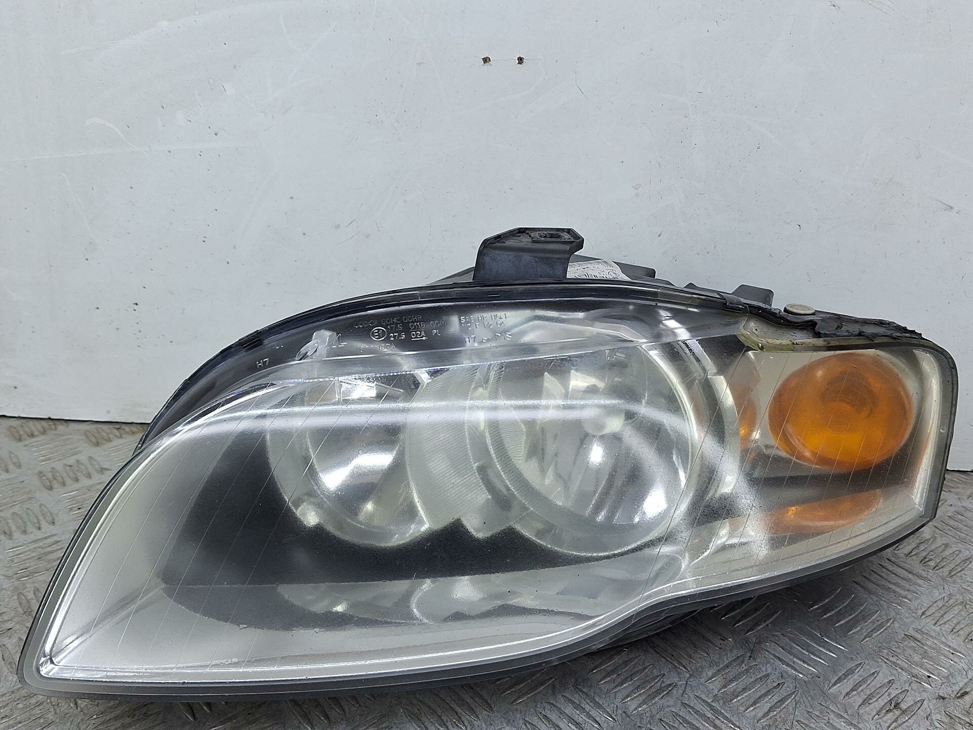 Фара левая Audi A4 B7 2006 8E0941003AJ