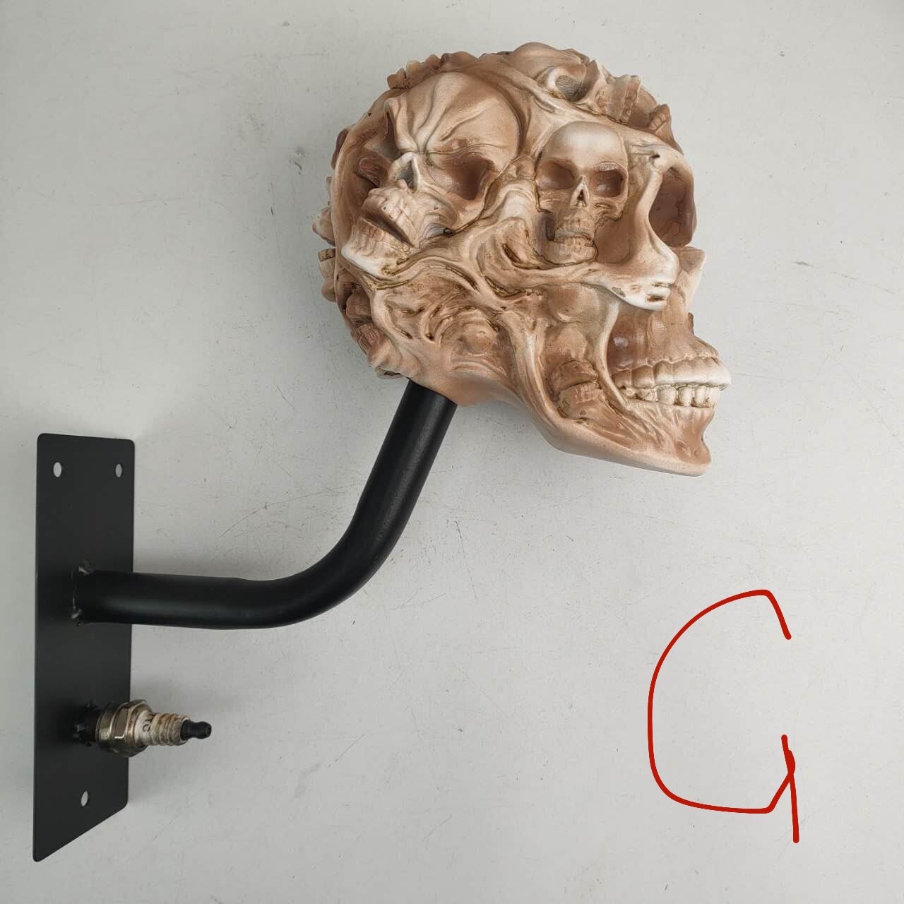 Подставка для мотоциклетных шлемов в стиле панк с металлическим каркасом и дизайном в виде черепа из смолы, идеально подходит для патио и сада.