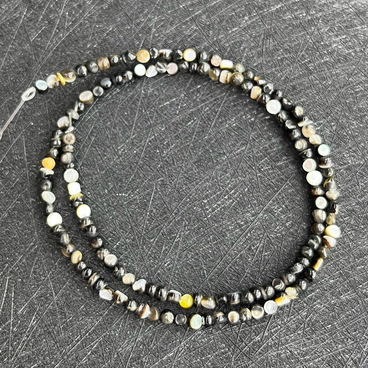 Черно-белые перламутровые ракушки-бусины 3-4 мм для бижутерии C-3-4mm