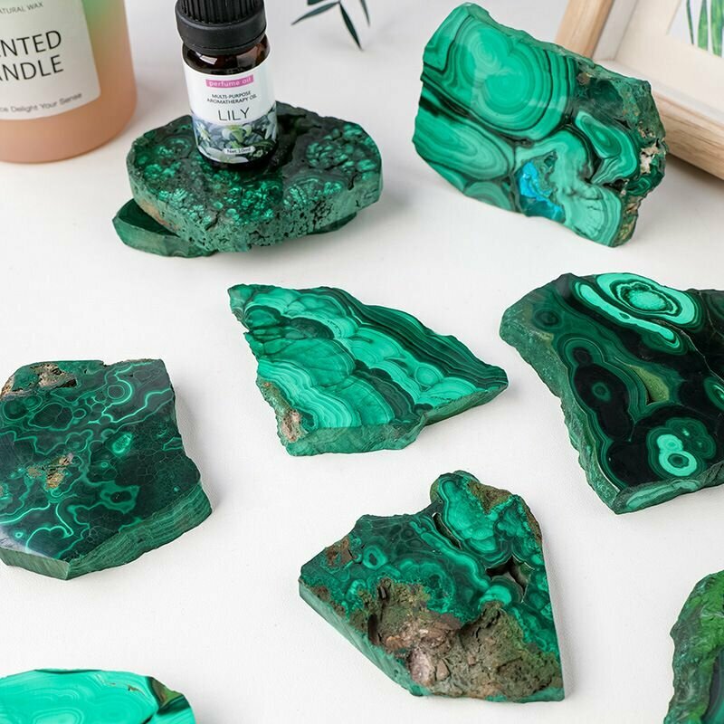 Малахит, камни натуральные, один случайно выбранный кусок малахита, демонстрирующий его уникальную красоту