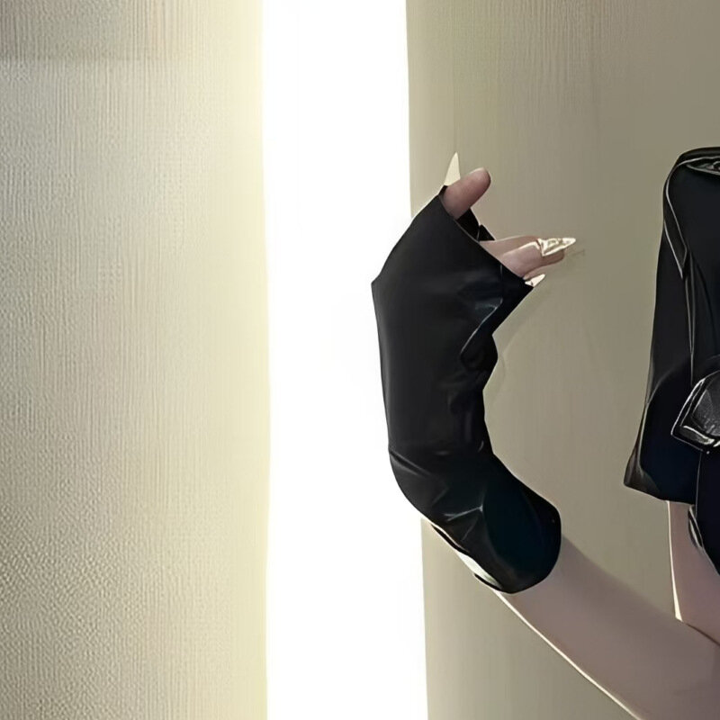 Комплект нижнего белья для стюардессы в стиле SM: открытая промежность, страстная и сексуальная форма полицейской, откровенная форма в стиле аниме и пара кожаных перчаток.