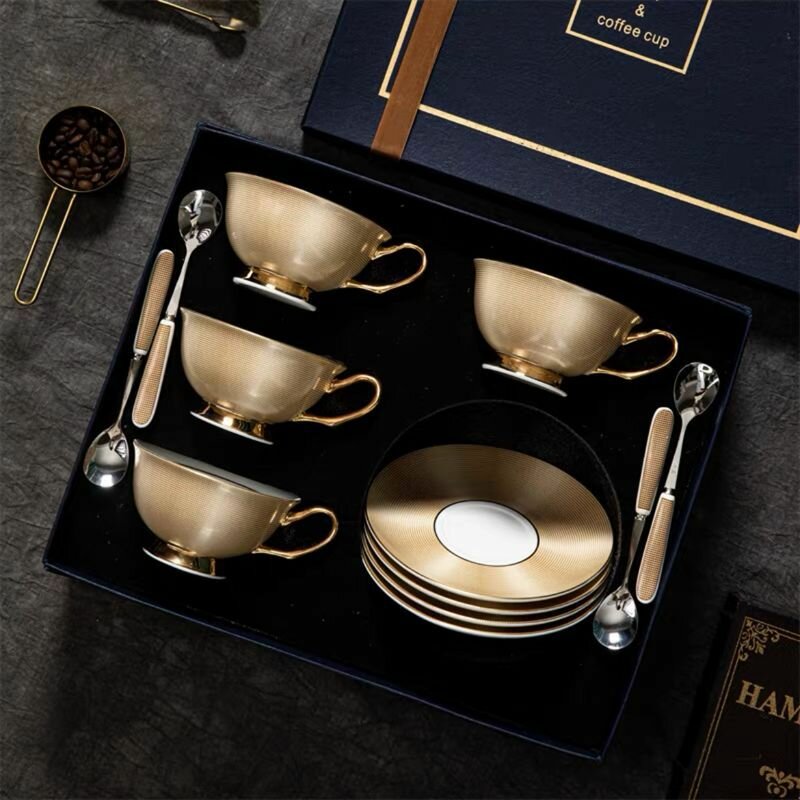 Европейский кофейный набор из костяного фарфора с чашками и блюдцами, небольшой роскошный набор для послеобеденного чая, креативная чашка с цветочным узором, изысканный набор кофейных чашек.