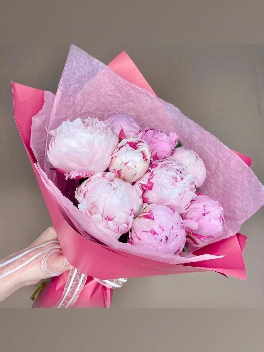 Букет из 9 розовых ароматных итальянских роскошных пионов