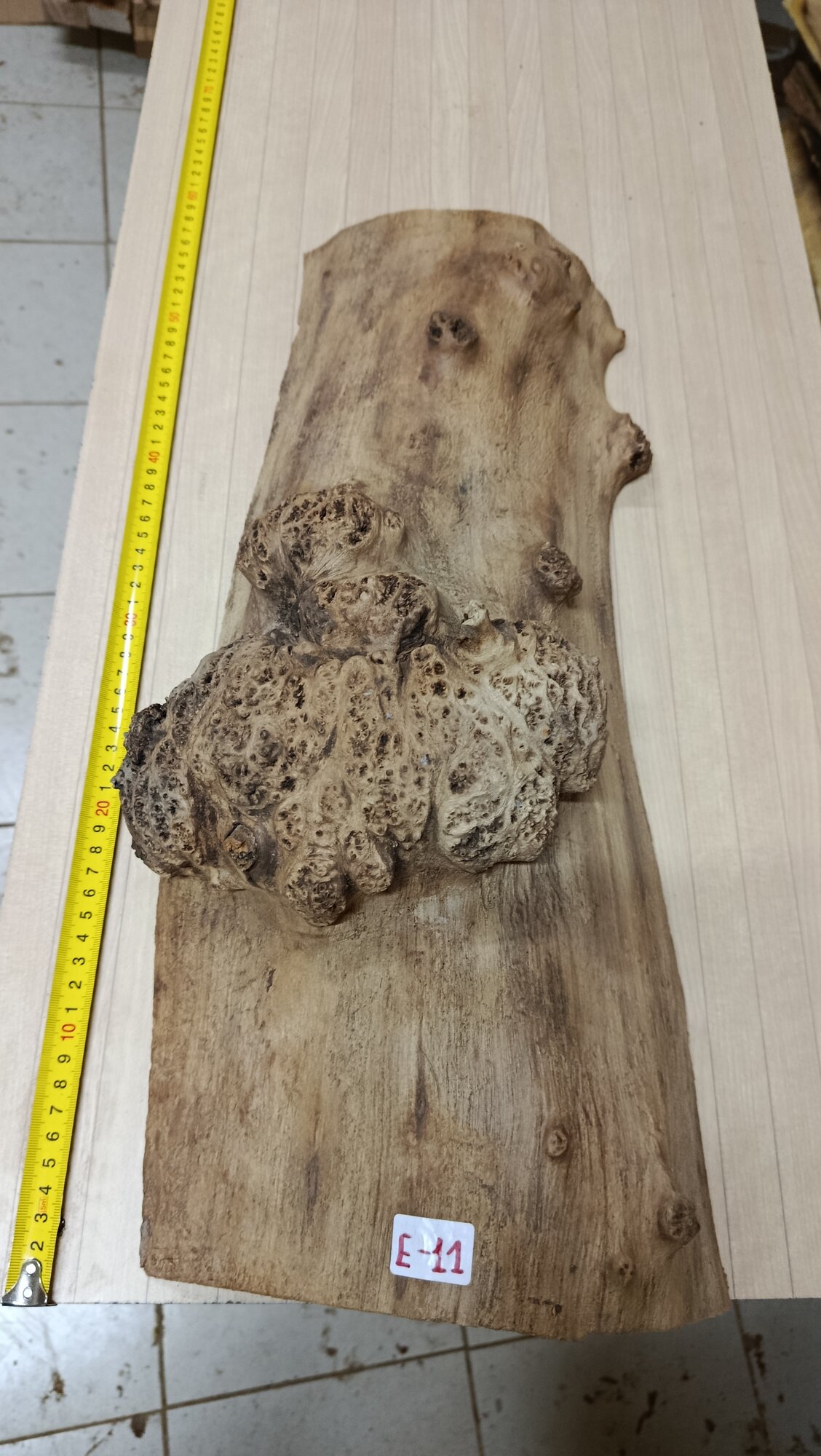 Спил из карагача, каповый, 55х20х7см(Е11)высушенный , влажность 8%