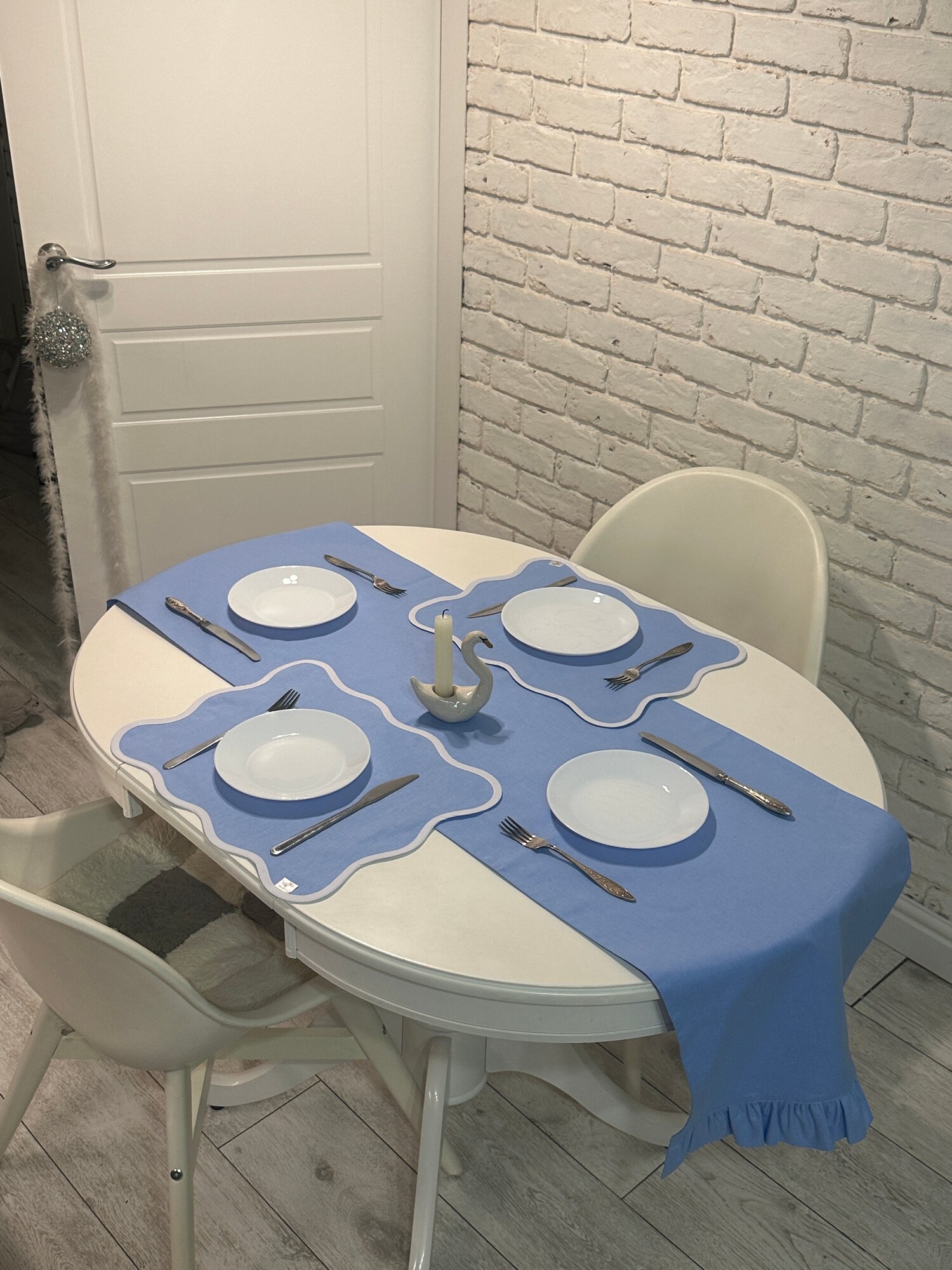 Комплект дорожка на стол прямоугольная голубая + 2 сервировочные салфетки, плейсматы, голубые с белой бейкой 2 шт.