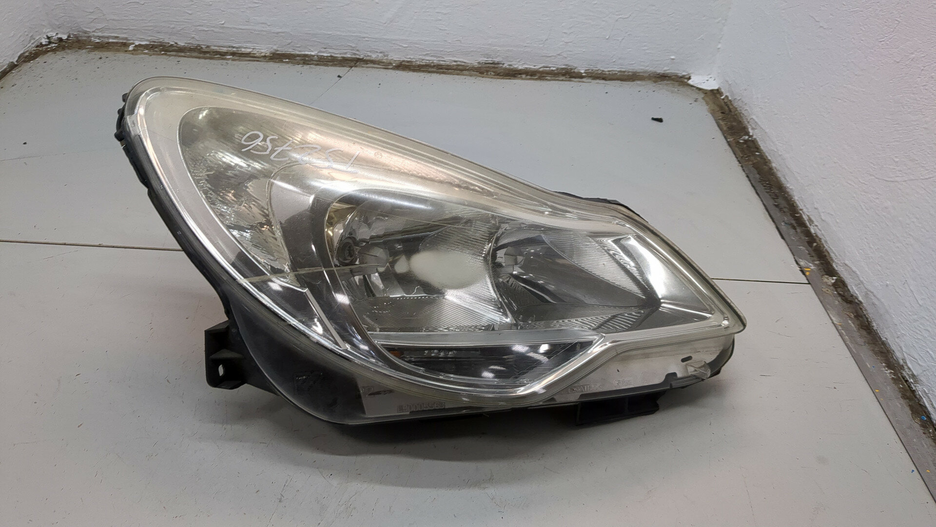 Фара (передняя) правая Opel Corsa D Б/У