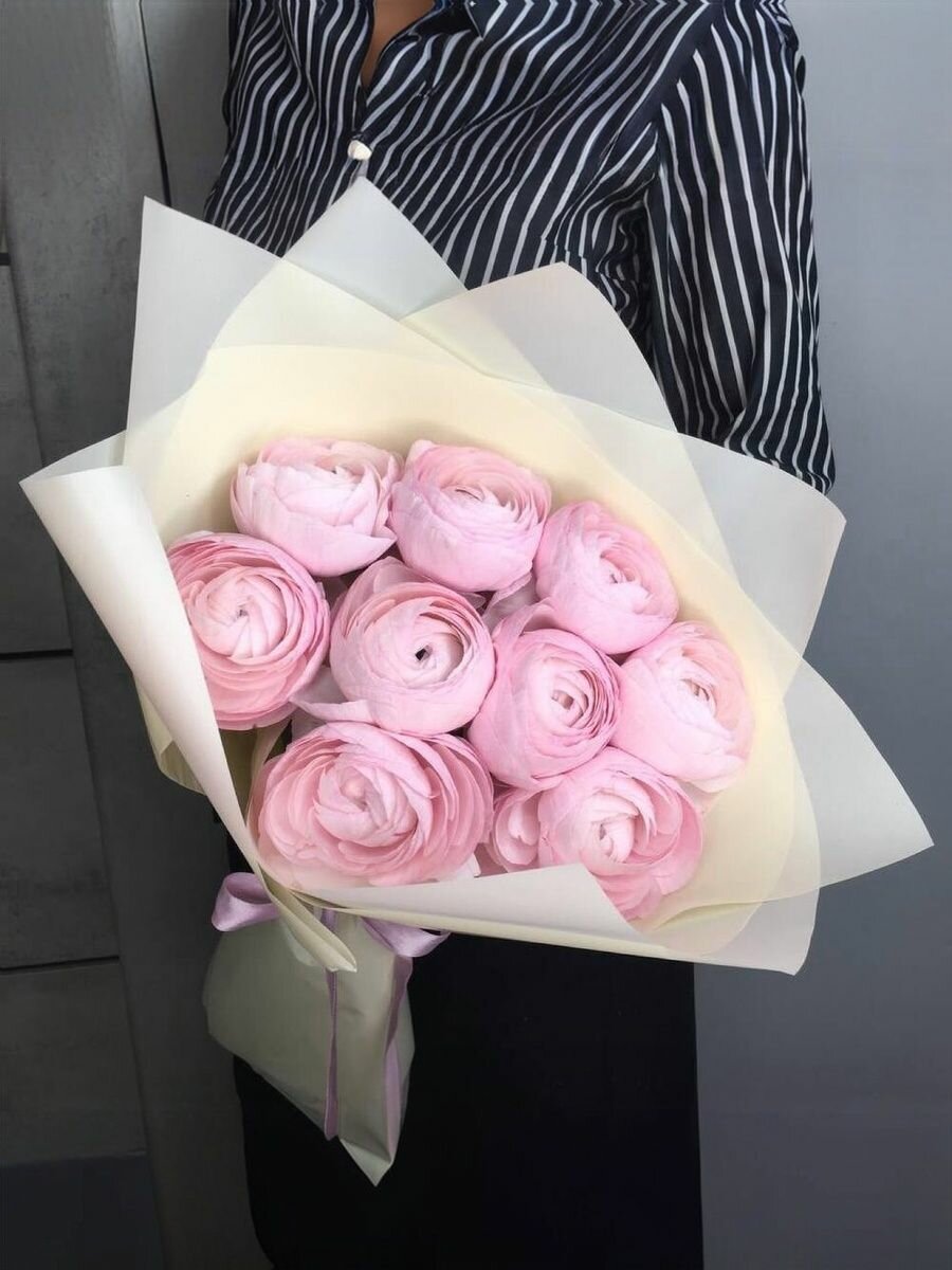 Букет из 9 розовых ранункулюсов