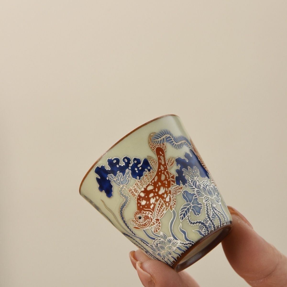 Чайная чашка Цэнь Сюнь 40 мл — жу-яо с серебряной нитью, узор рыбы, для улуна и пуэра, кай-пянь