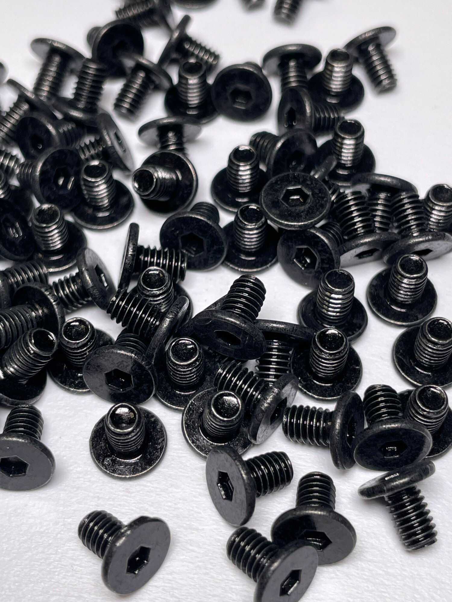 100 шт. Винт М4х6 под шестигранник с плоской головкой, набор винтиков из нержавеющей стали AISI 304, метизы черные
