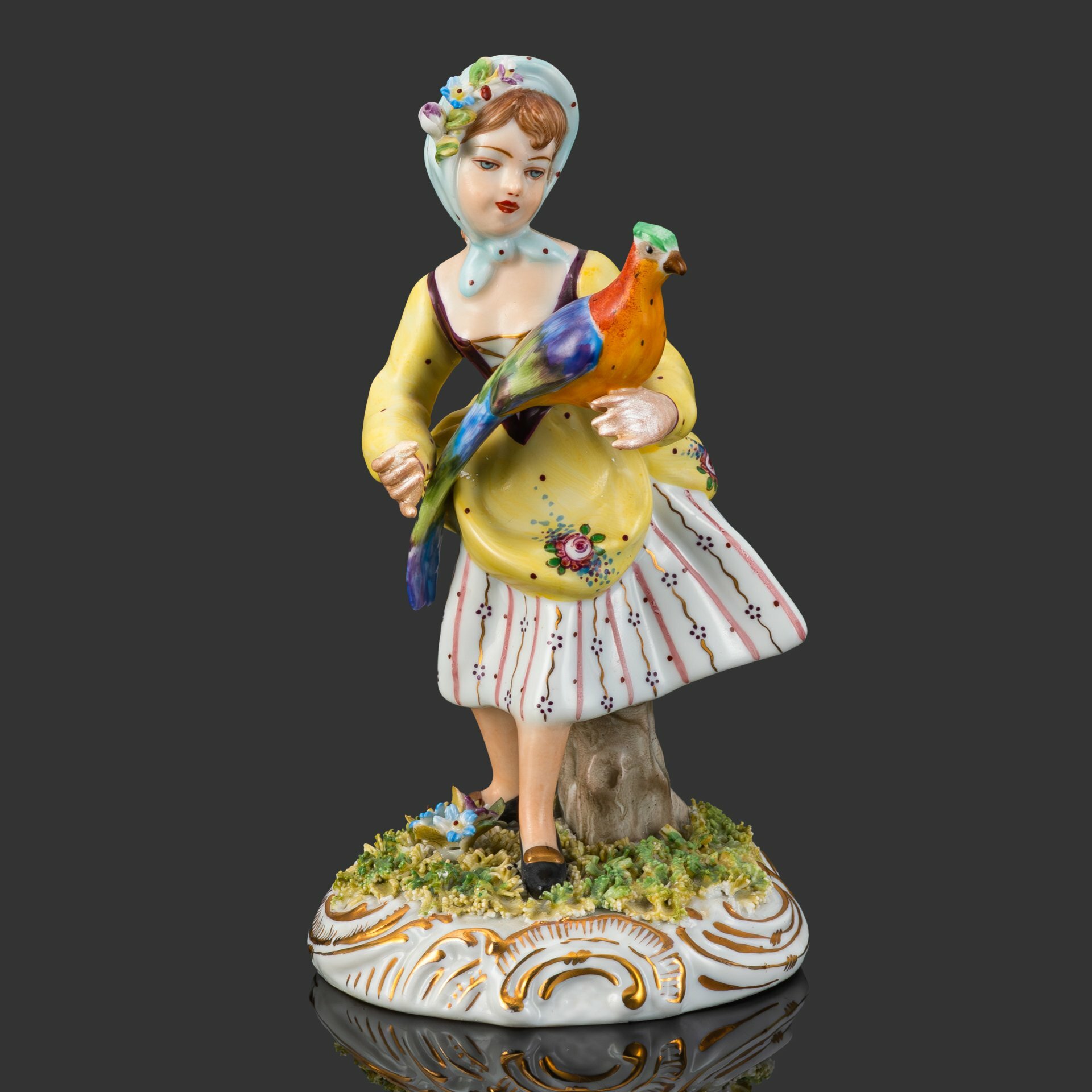 Статуэтка "Девочка с птицей", фарфор, роспись, золочение, Италия, 1970-1990 гг.