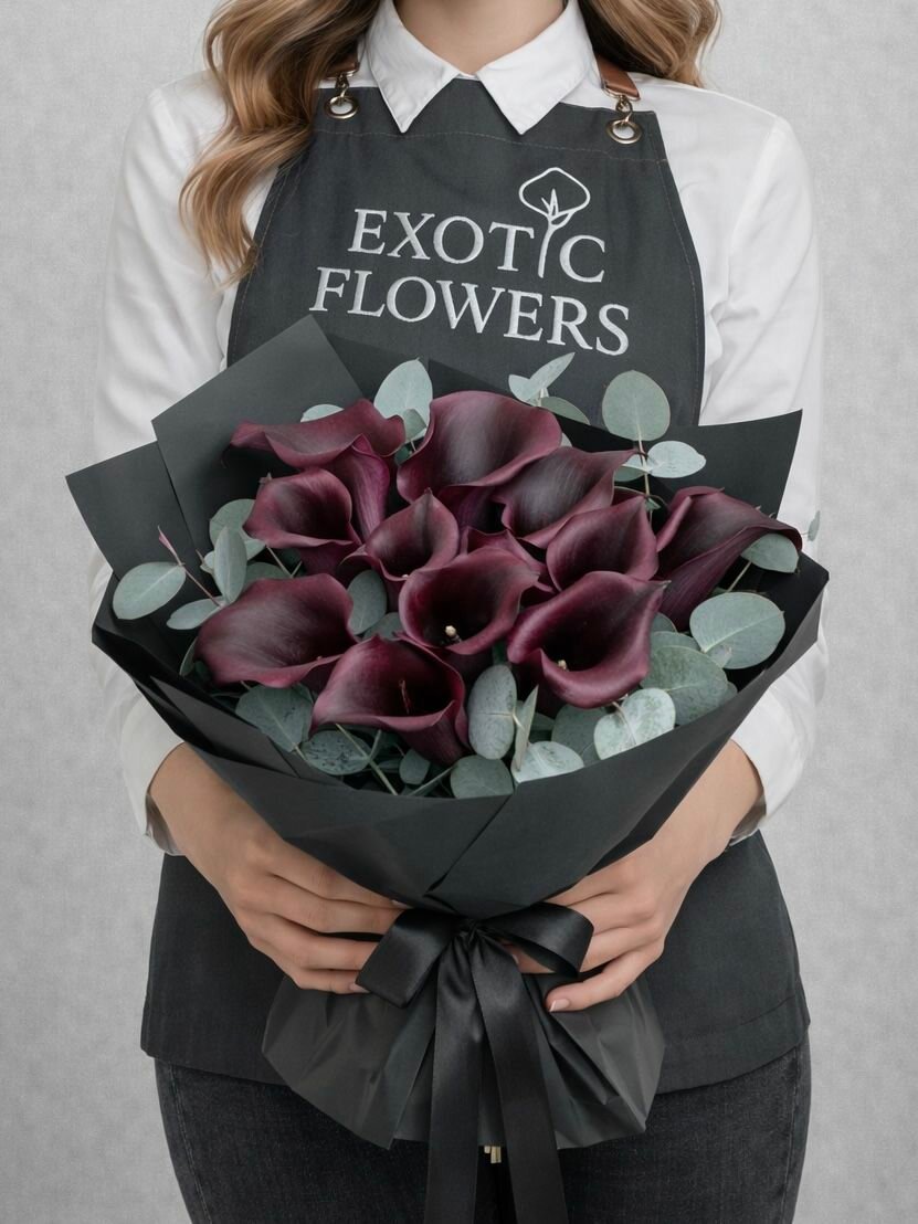 Букет из 13 черных калл и эвкалипта