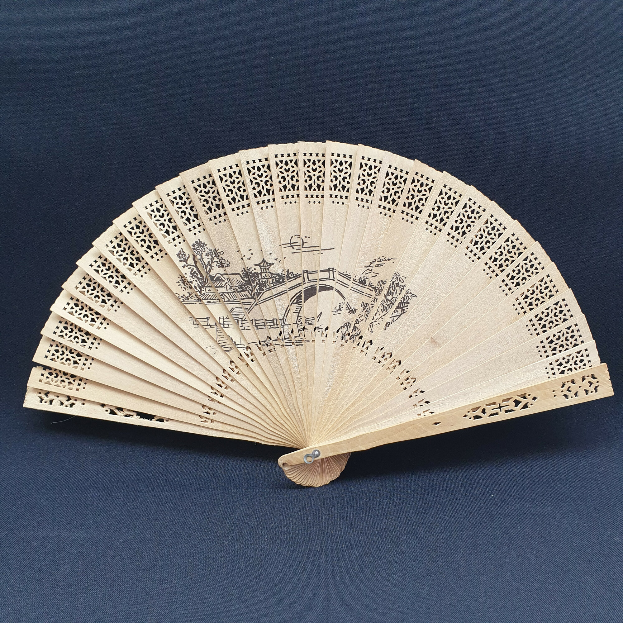 Винтажный веер китайские мотивы деревянный складной, резка, выжигание, дефекты