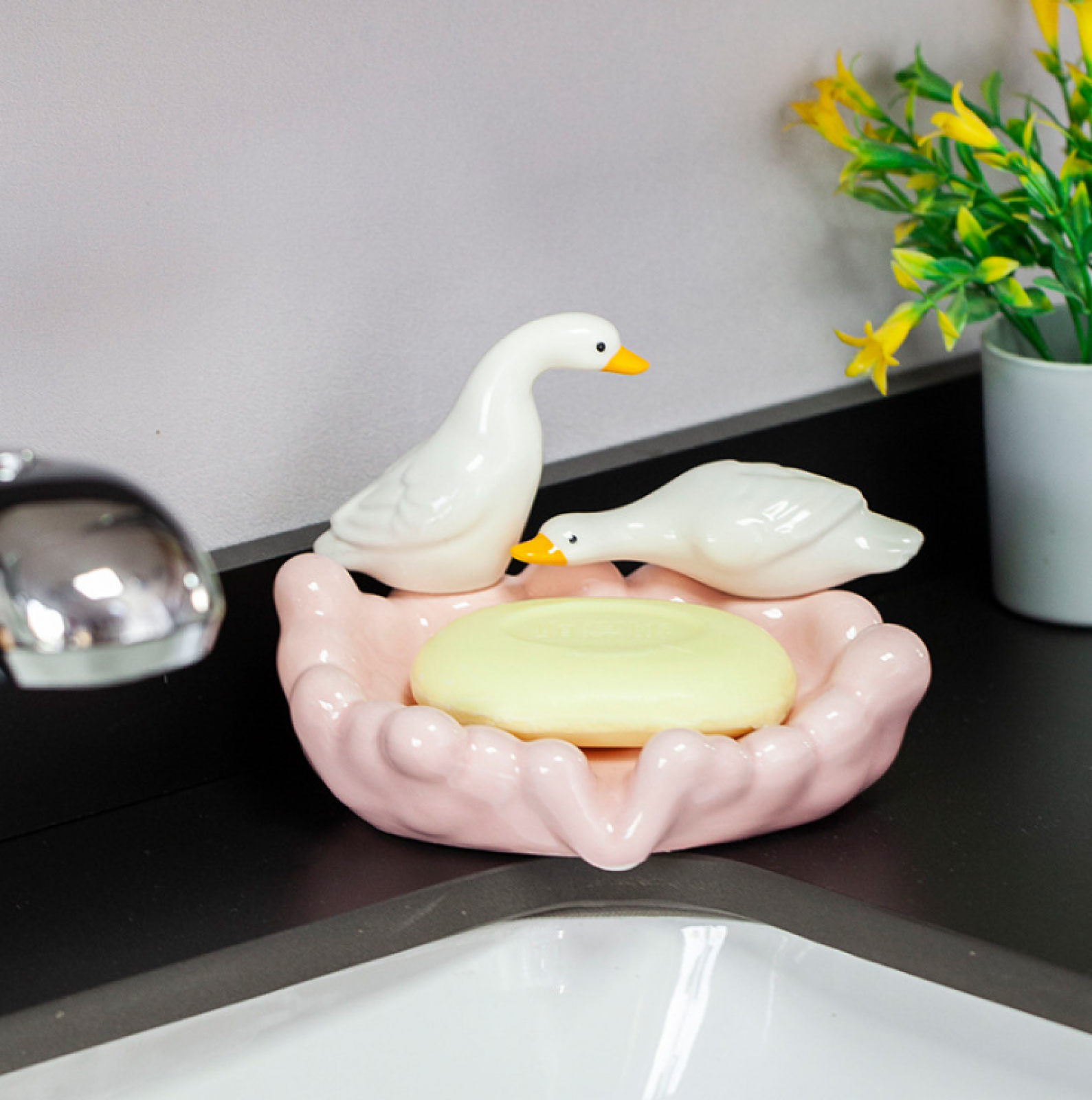 Мыльница-держатель MyPads с лебедями для ванной и кухни с функцией слива, розовая