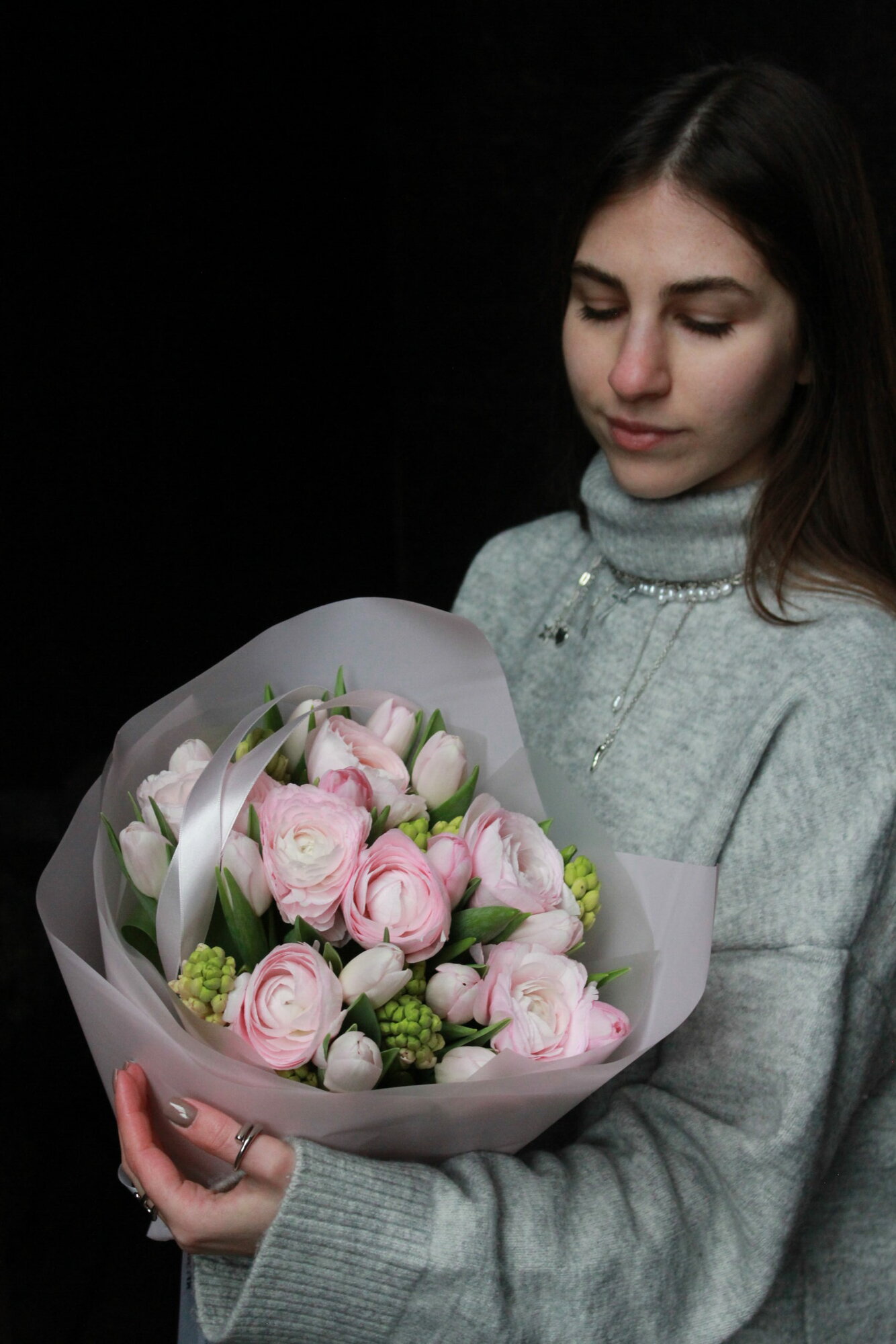 Розовый букет с гиацинтами М от студии цветов klumba.moscow, аквабокс