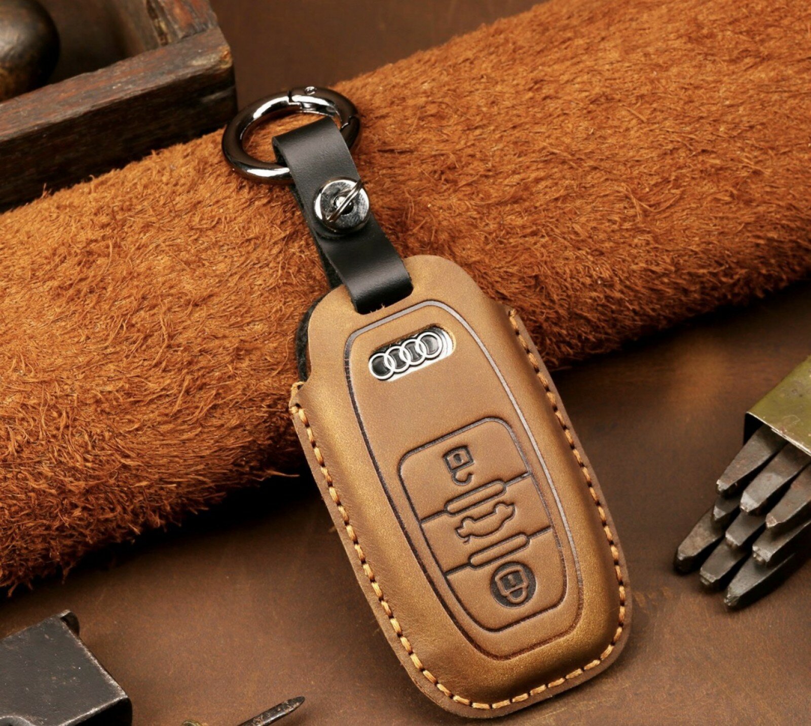 Чехол для смарт ключа Audi MyPads коричневый из натуральной кожи с прошивкой и вырезом под логотип 3 кнопки