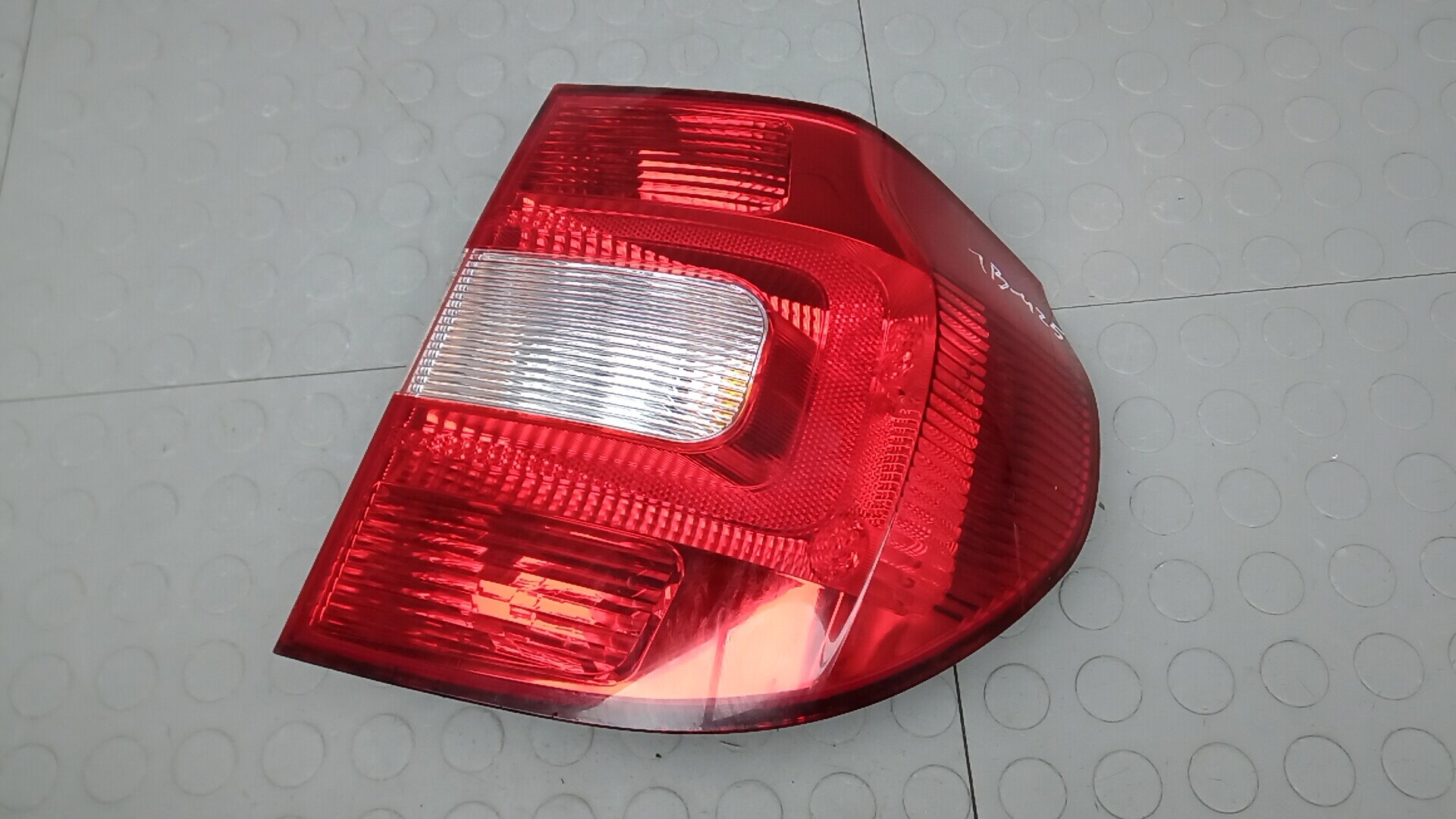 Фонарь задний правый SKODA YETI 1