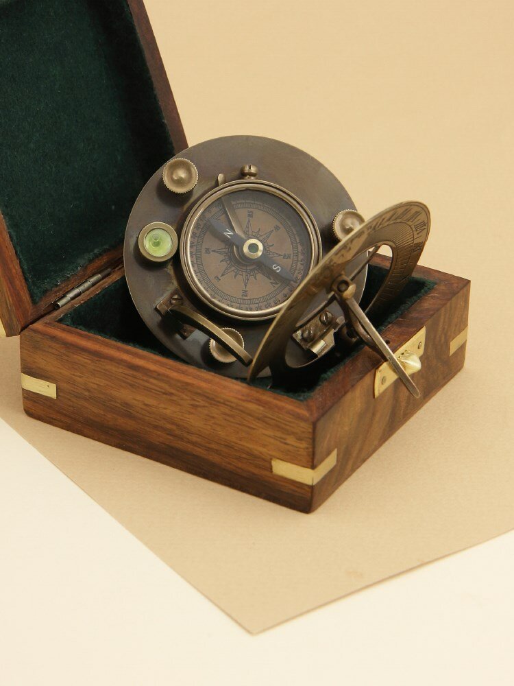 Морской компас в деревянном футляре