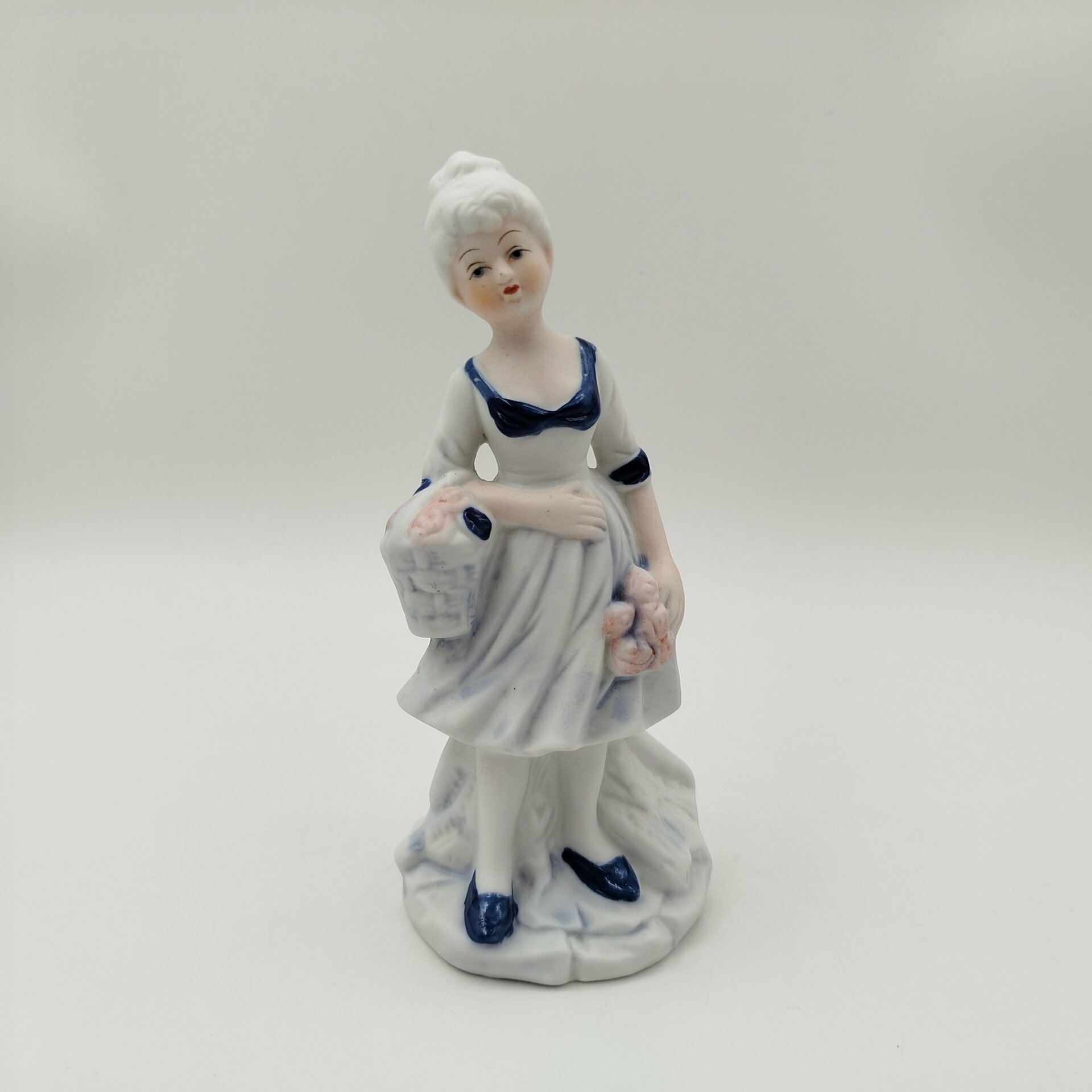 Статуэтка "Девочка с корзинкой", композитный материал, роспись, Западная Европа