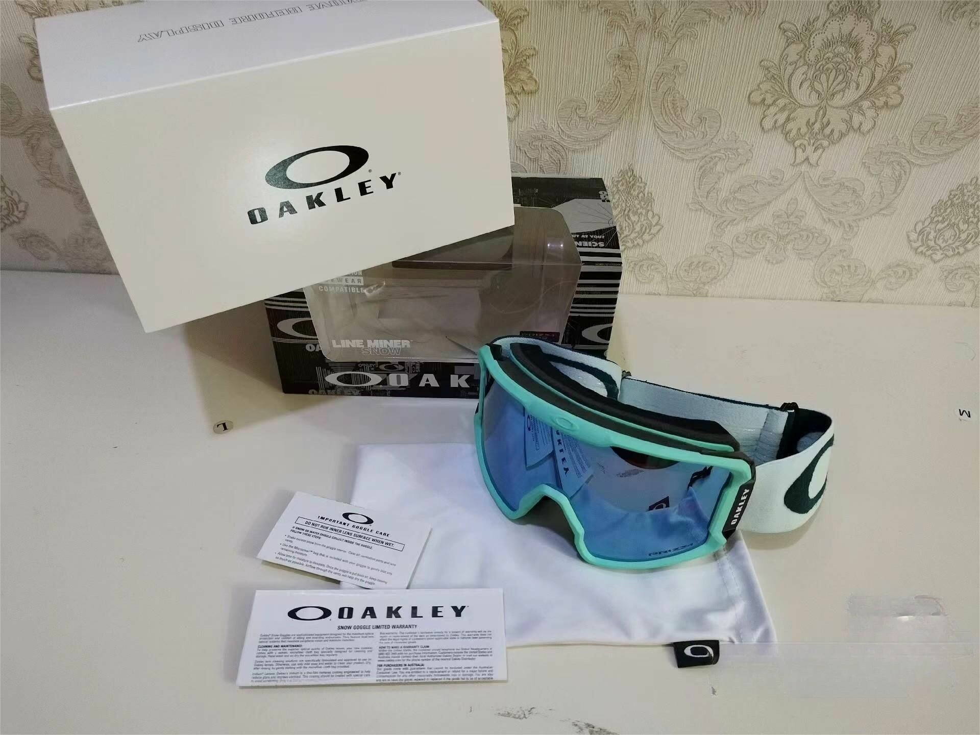 Снежно-голубые лыжные очки Oakley