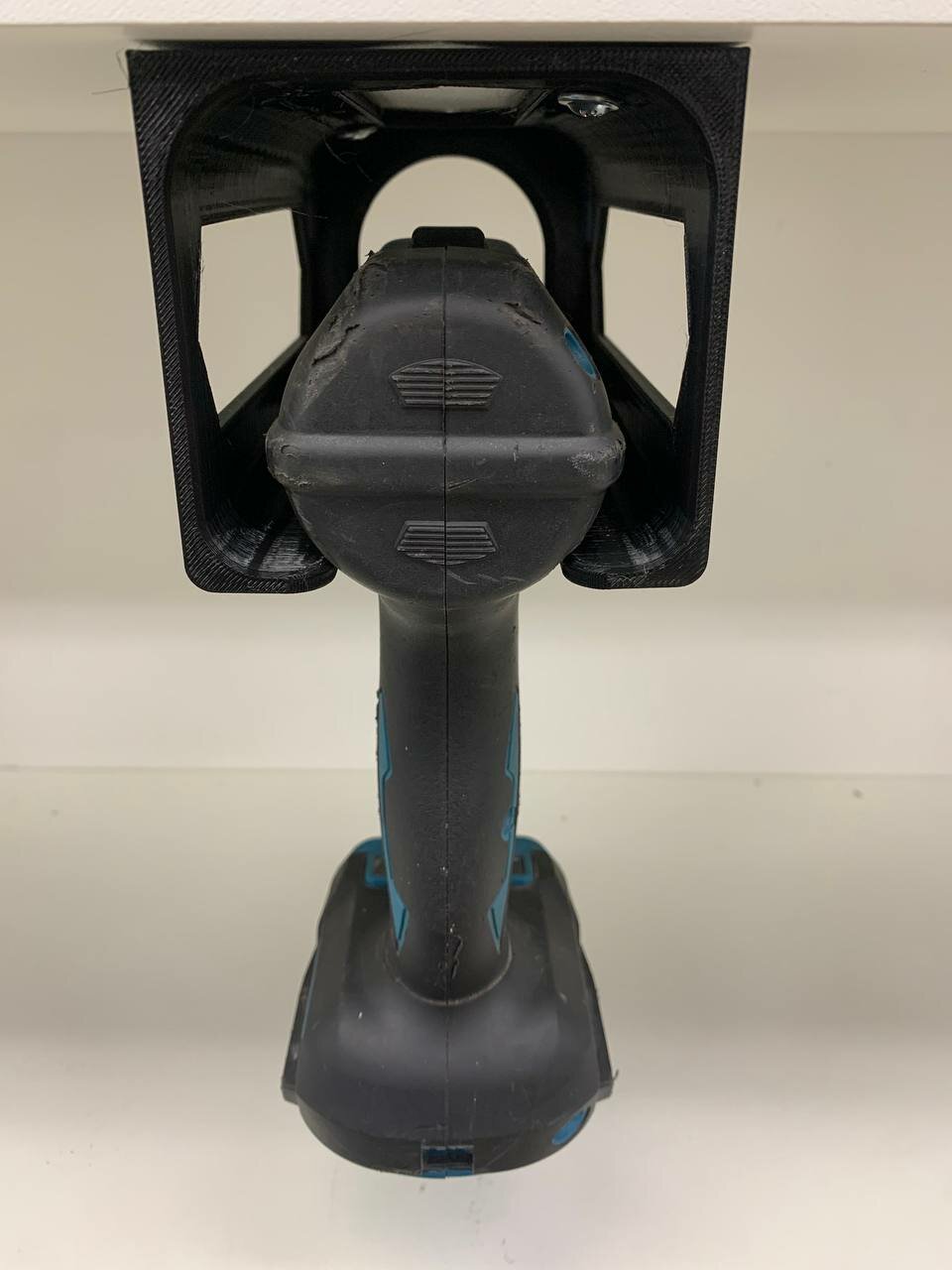 Настенный держатель для шуруповерта с широким пазом