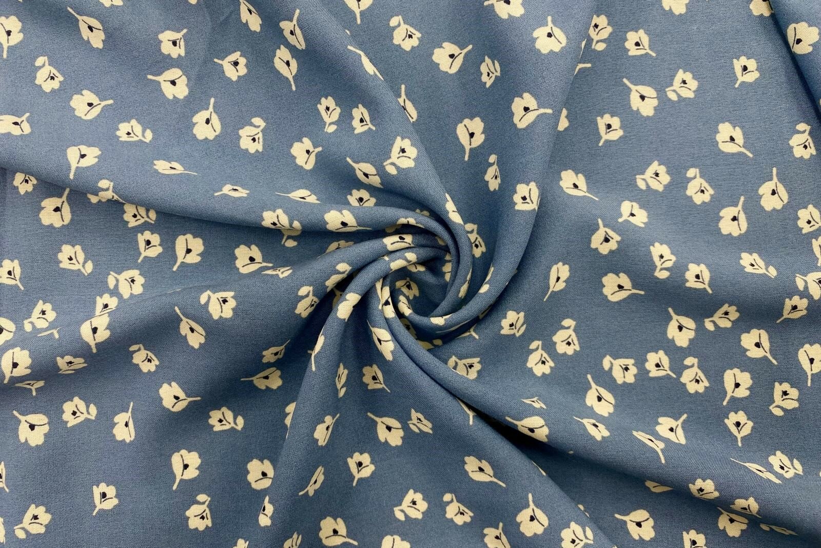 Ткань Вискоза плательная с белыми цветами на дымчато-голубом фоне, 190 г/пм, ш140см, 0,5 м