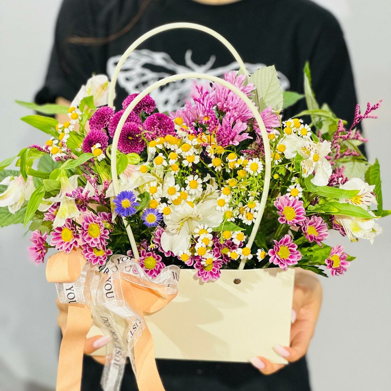 Сумочка с цветами микс. Букет в сумке. Цветы танацетум, сантини, альстромерия