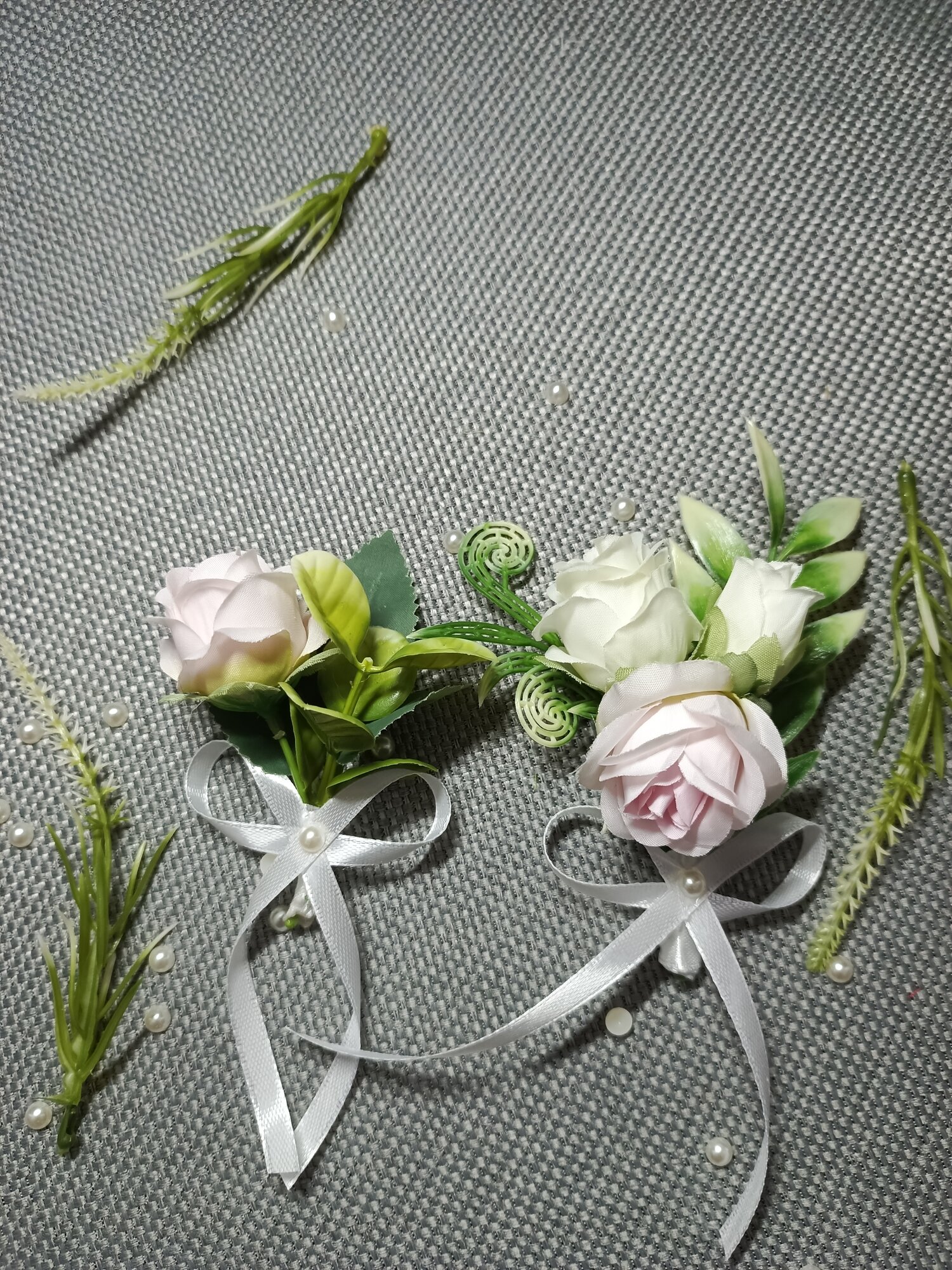 Бутоньерки для жениха и свидетеля выполненные в одном стиле.