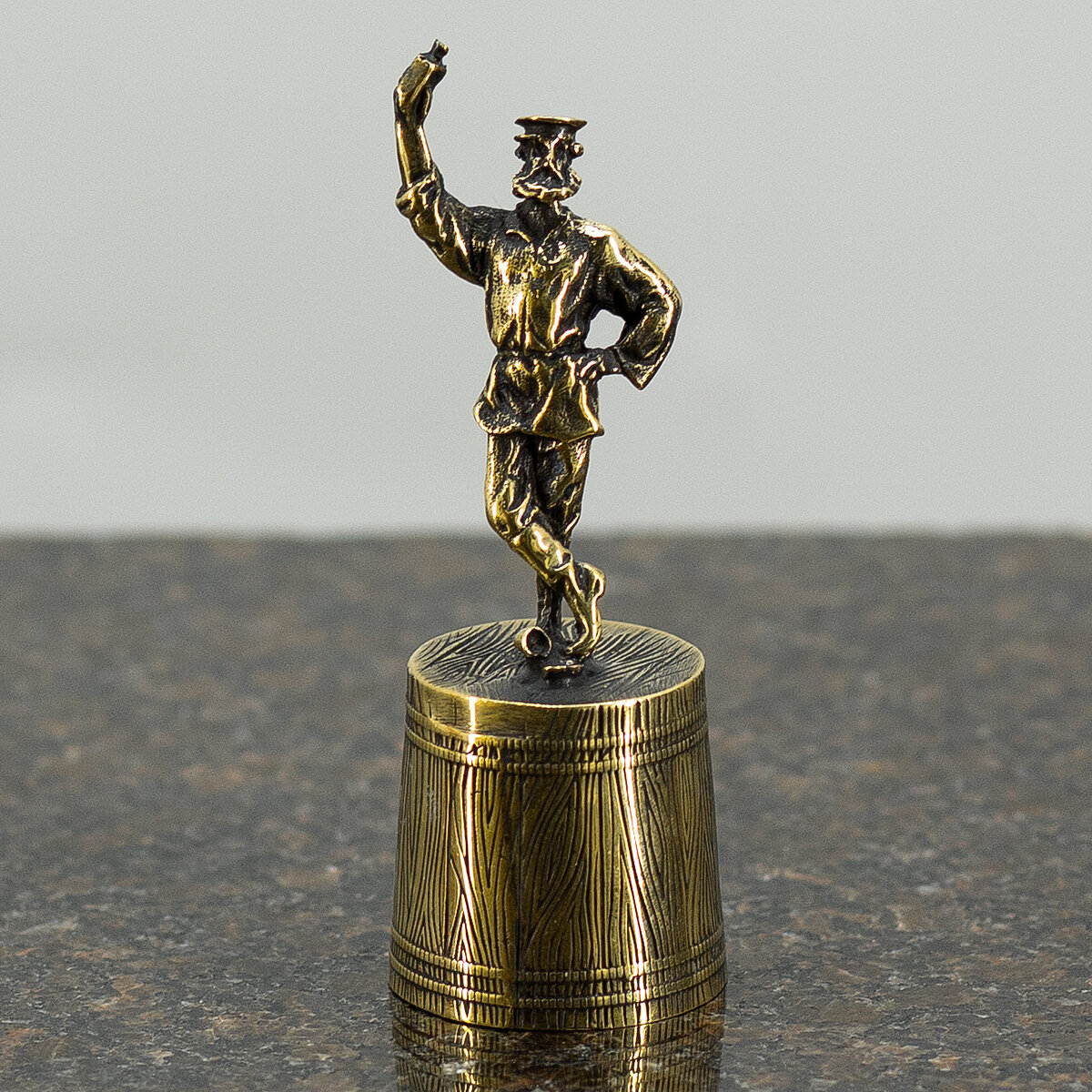 Колокольчик сувенирный купец С водкой 9,5 см бронза