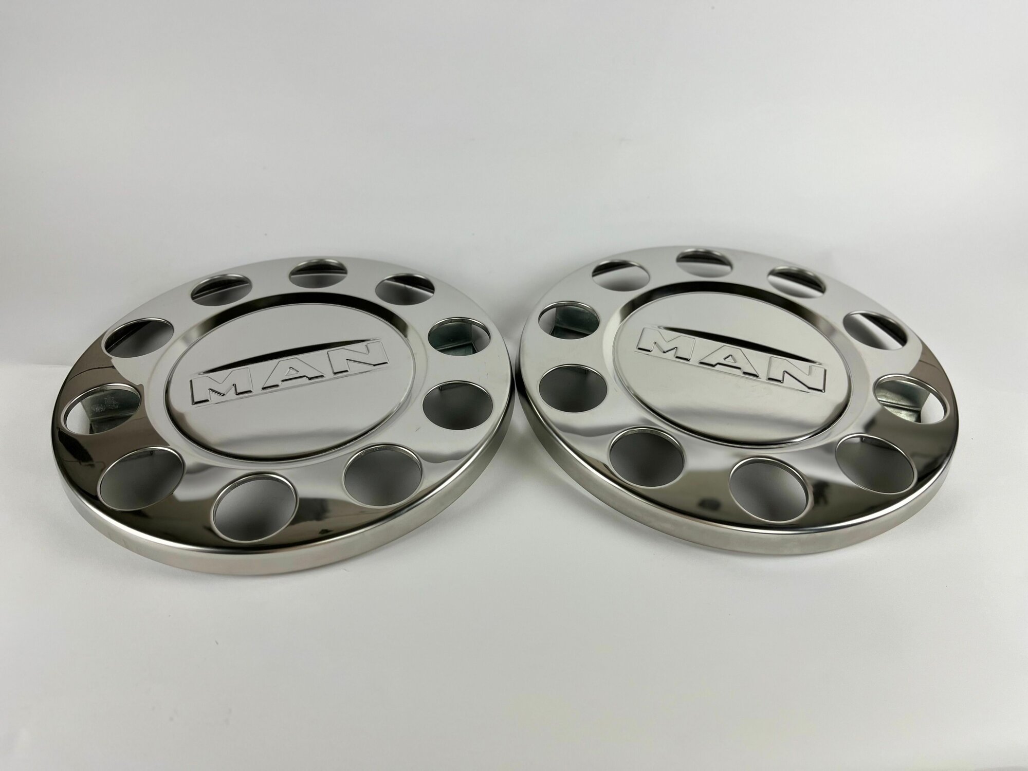 Хромированные колпаки на передние колёса 22,5 дюйма, из высококачественной нержавеющей стали (комплект 2 шт.) с эмблемой Man