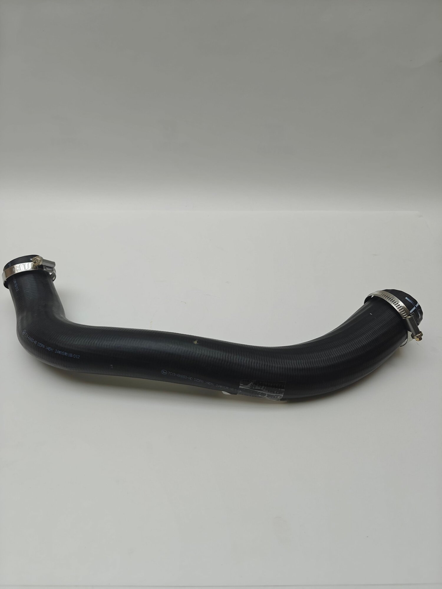 Патрубок интеркулера правый (от интеркулера к турбине) 2.4 з/п спарка Transit