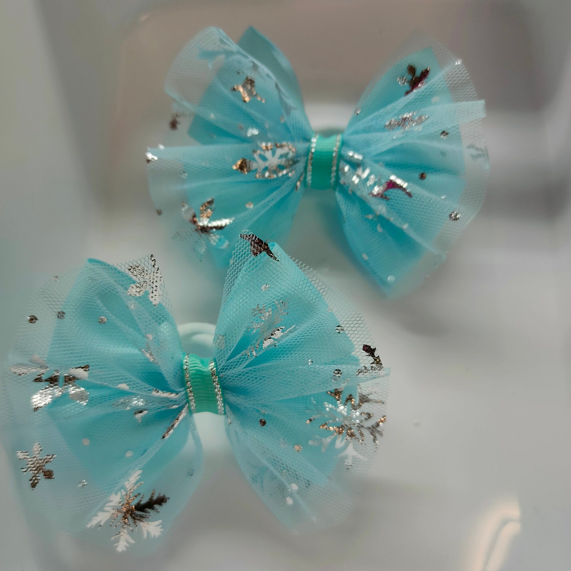 Бантики голубые со снежинками серебро 2 шт, 10 см, на резиночках 3 см
