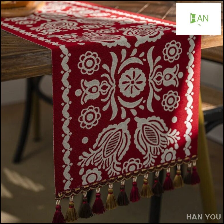 Эксклюзивная бордовая скатерть 35x180 см с вышивкой в виде геометрических узоров и рождественского лося создана для зимних праздников, являясь стильным украшением для кухни в деревенском стиле