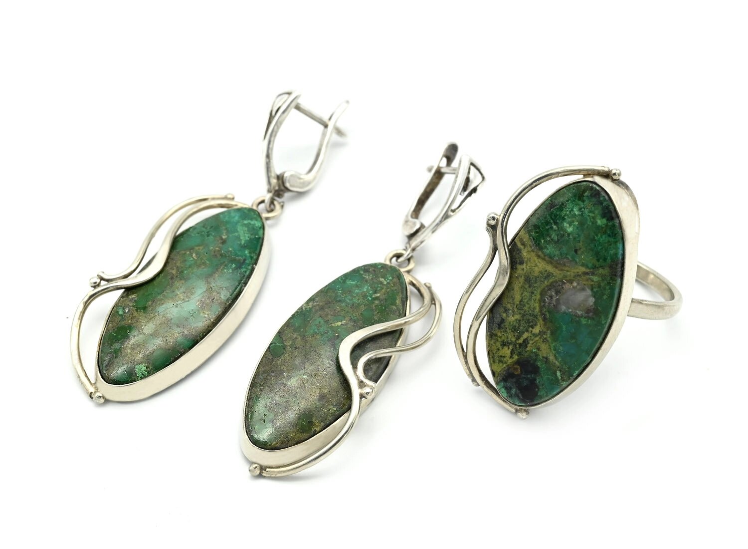 Комплект бижутерии: кольцо, серьги, хризоколла