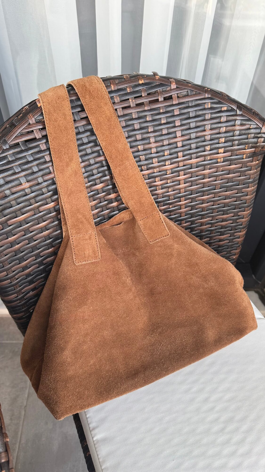 Сумка шоппер Замшевый шоппер из натуральной замши бежево-коричневого (bronze brown) / карамельного цвета, размер M