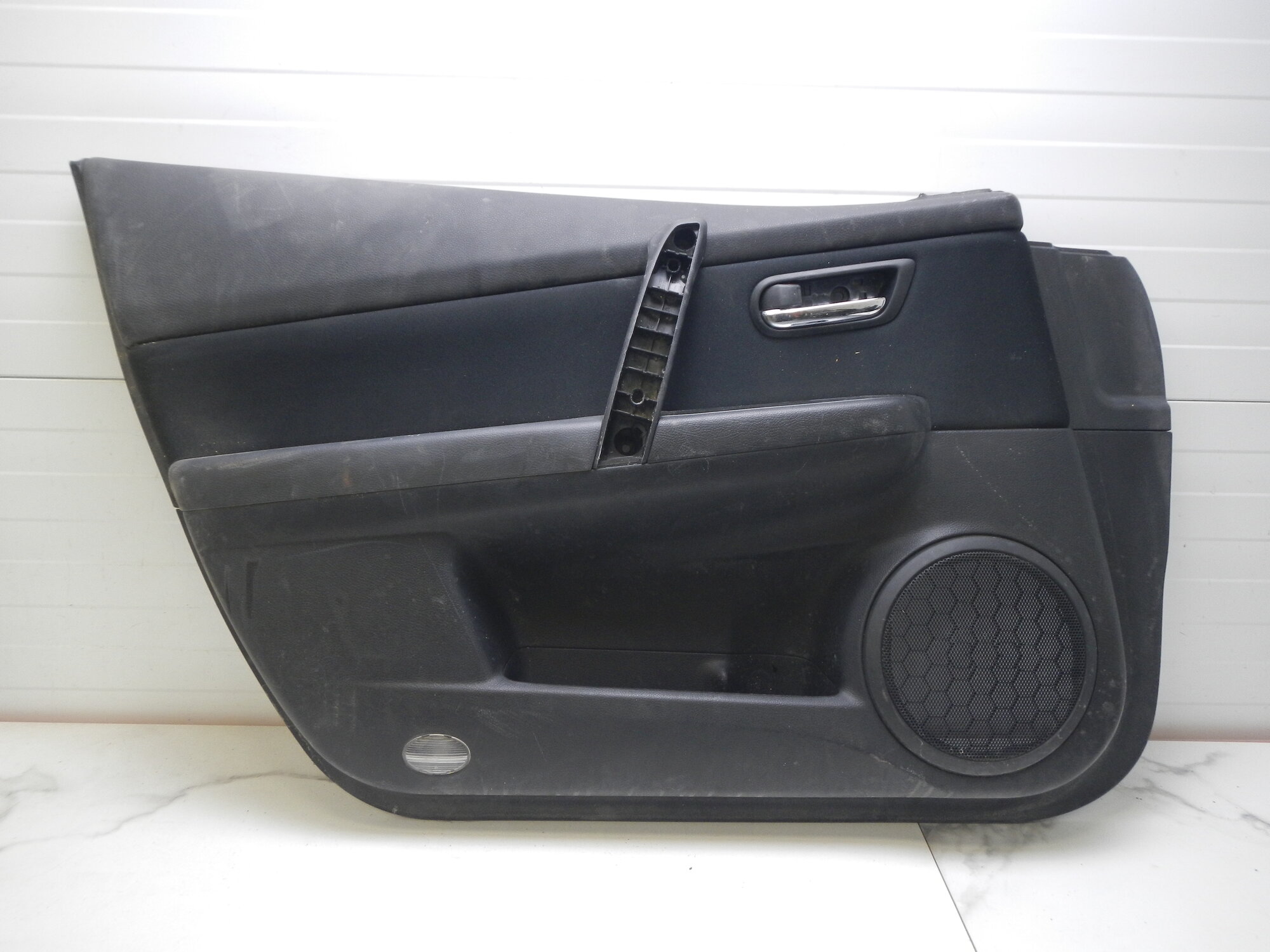 Б/У Обшивка двери передней левой, Mazda (Мазда)-6 (GH) (07-) MAZDA 6 (GH) (07-) правый руль Царапины. 631207 MAZDA арт. G...