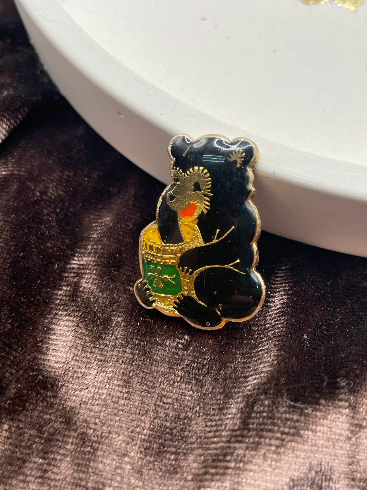 Винтажная детская брошь медведь с бочонком мёда, клеймо