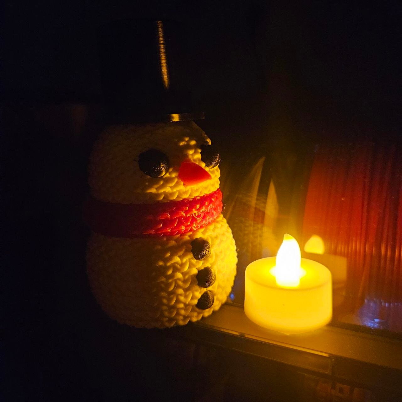 Новогодняя игрушка снеговик